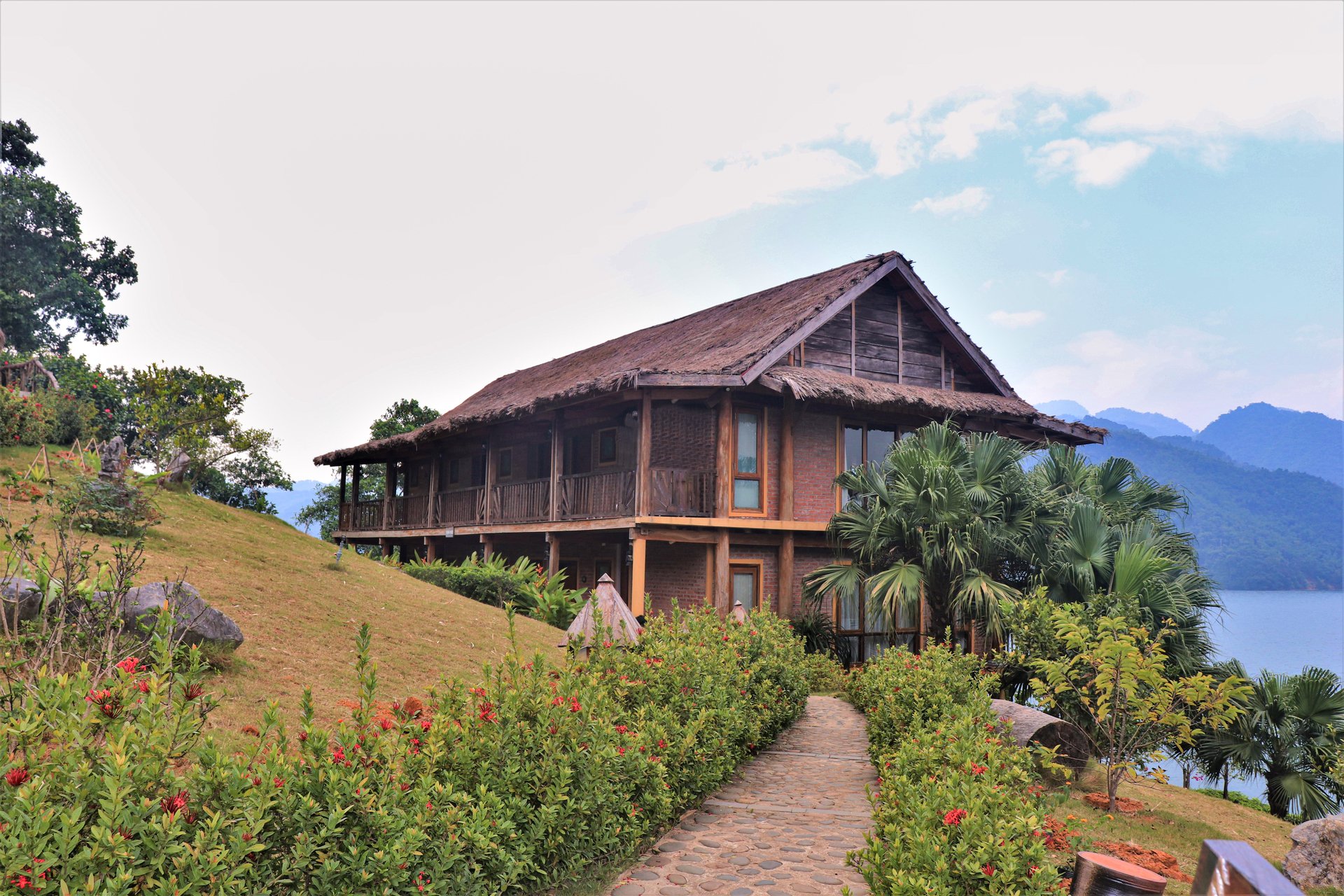 Mai Chau Hideaway - Địa điểm du lịch độc đáo ở Việt Nam trên Traveltimes Hàn Quốc - Mai Chau ...